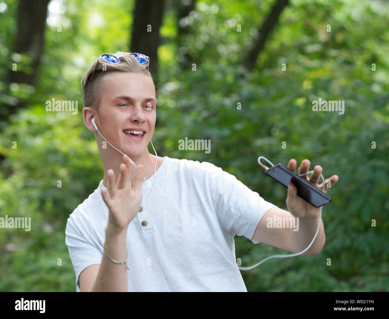 Dancing man headphones hi-res stock photography and images - Alamy