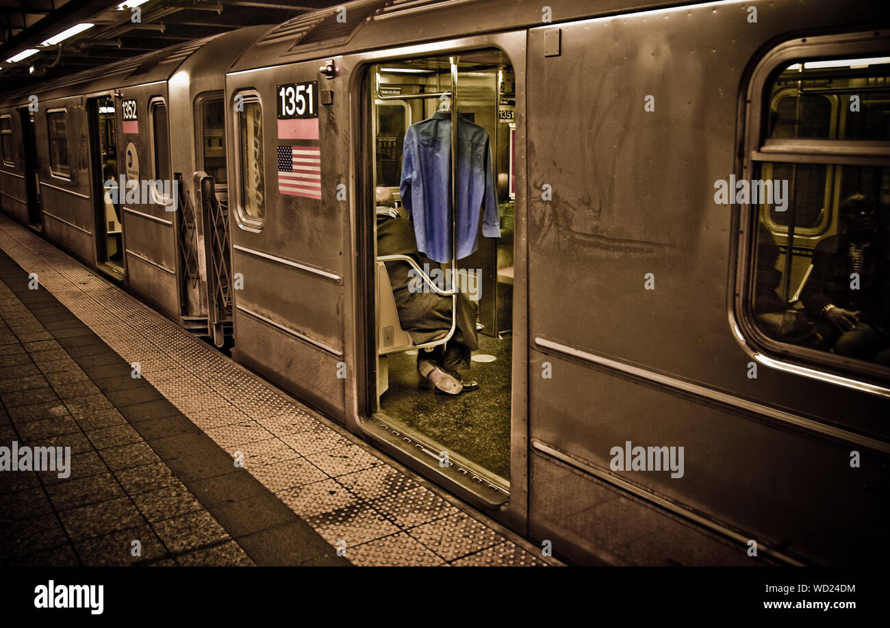 Open subway door hi-res stock photography and images - Alamy