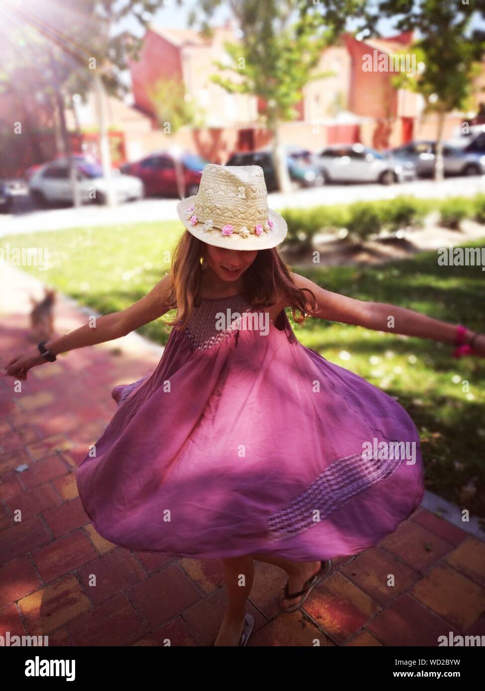 Girls dancing outdoors hi-res stock photography and images - Alamy