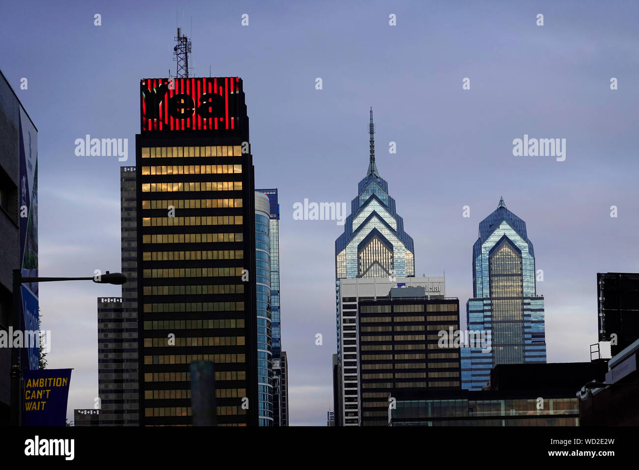 One liberty place two liberty place hi-res stock photography and images ...