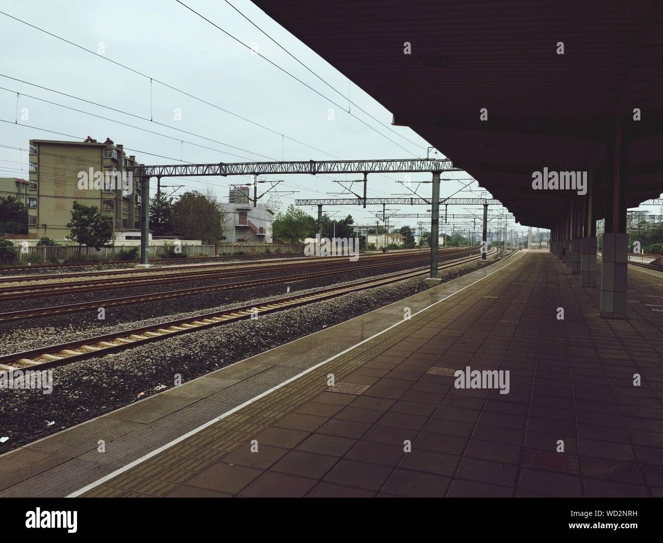 Empty railroad platform hi-res stock photography and images - Alamy