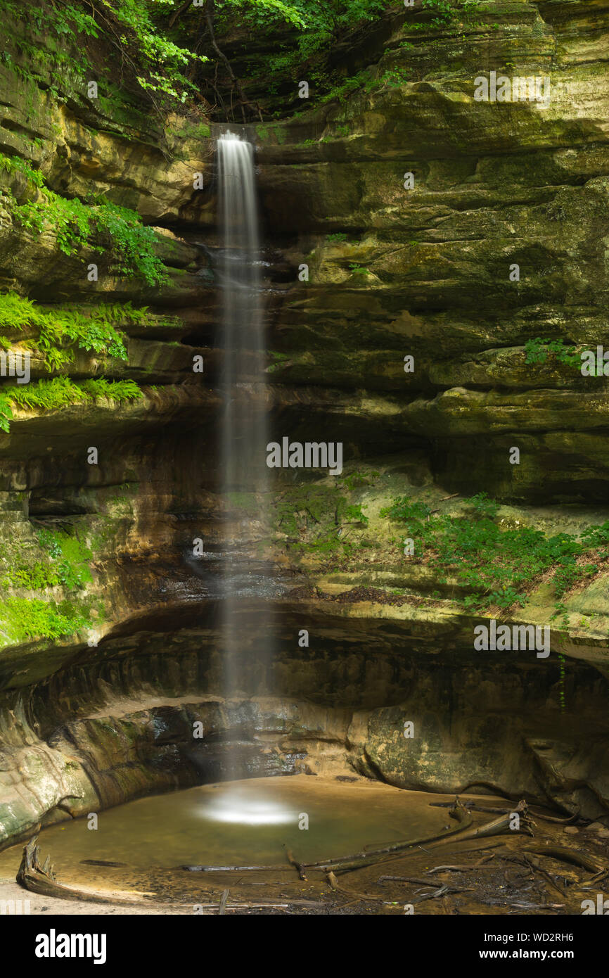 View Of Waterfall At Starved Rock State Park Stock Photo - Alamy
