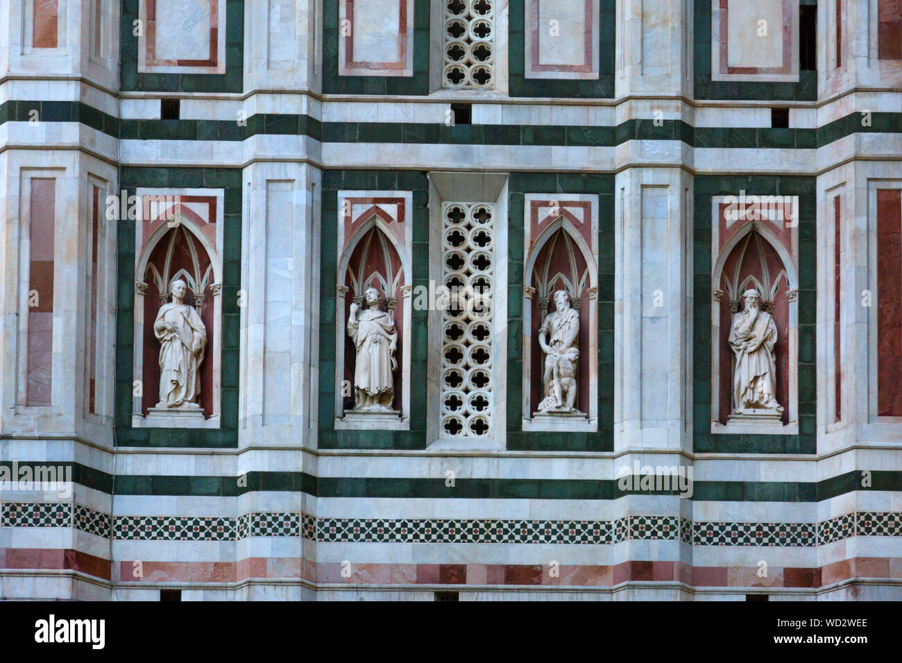 Niche statues hi-res stock photography and images - Alamy