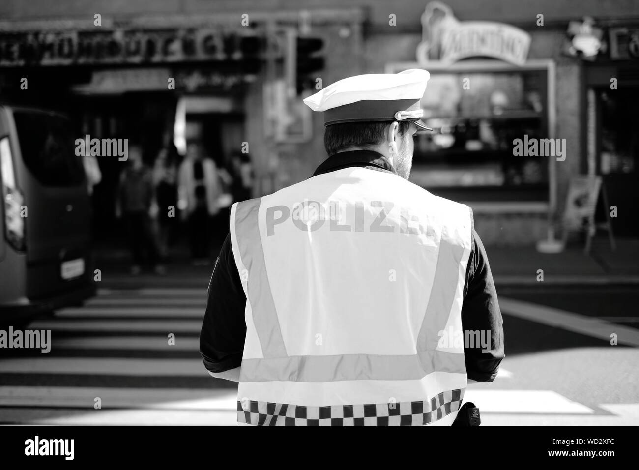 Man police hi-res stock photography and images - Alamy