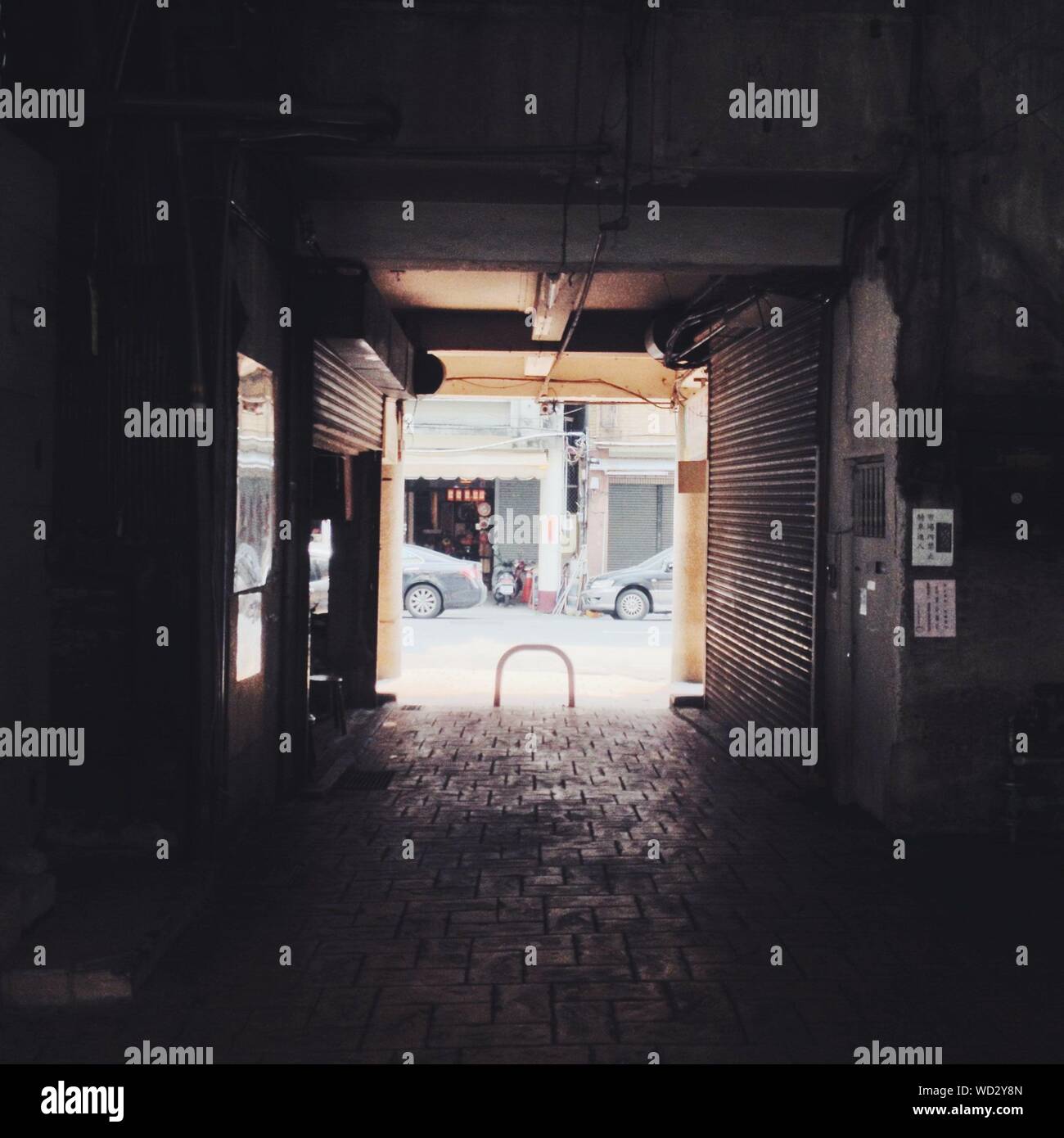 Shops footpath hi-res stock photography and images - Alamy