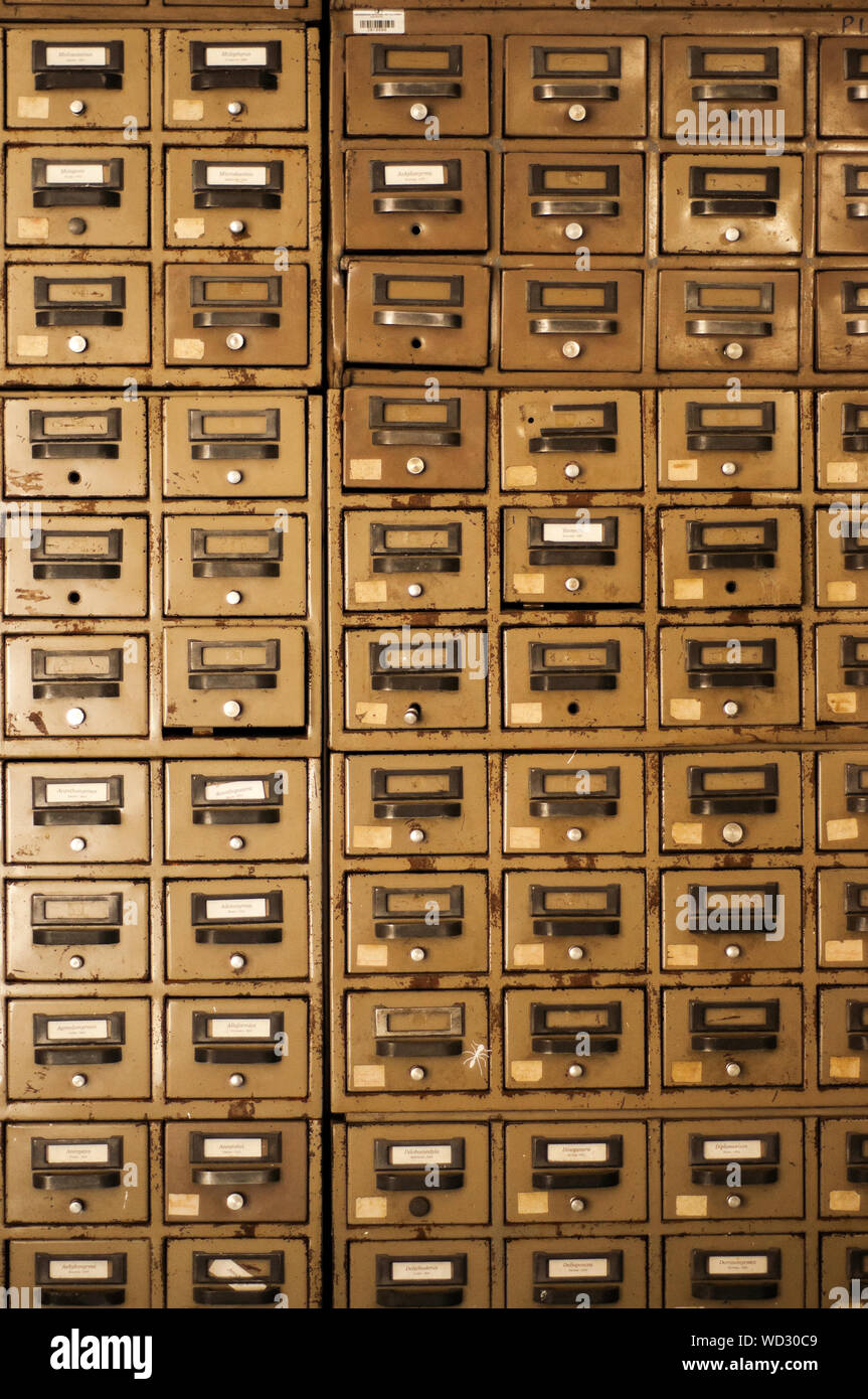 Old filing cabinet hi-res stock photography and images - Alamy
