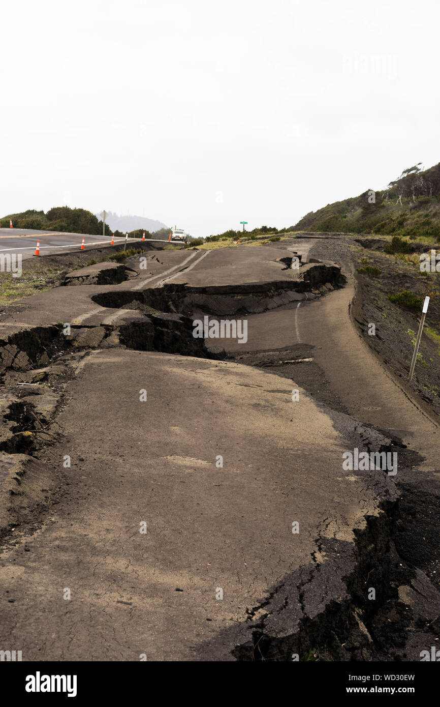 Earthquake damaged road hi-res stock photography and images - Alamy