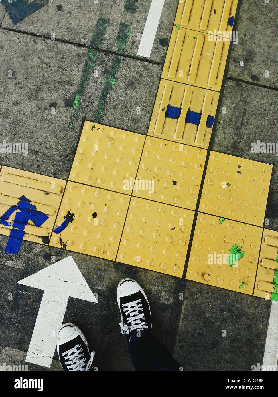 Man with arrow sign hi-res stock photography and images - Alamy
