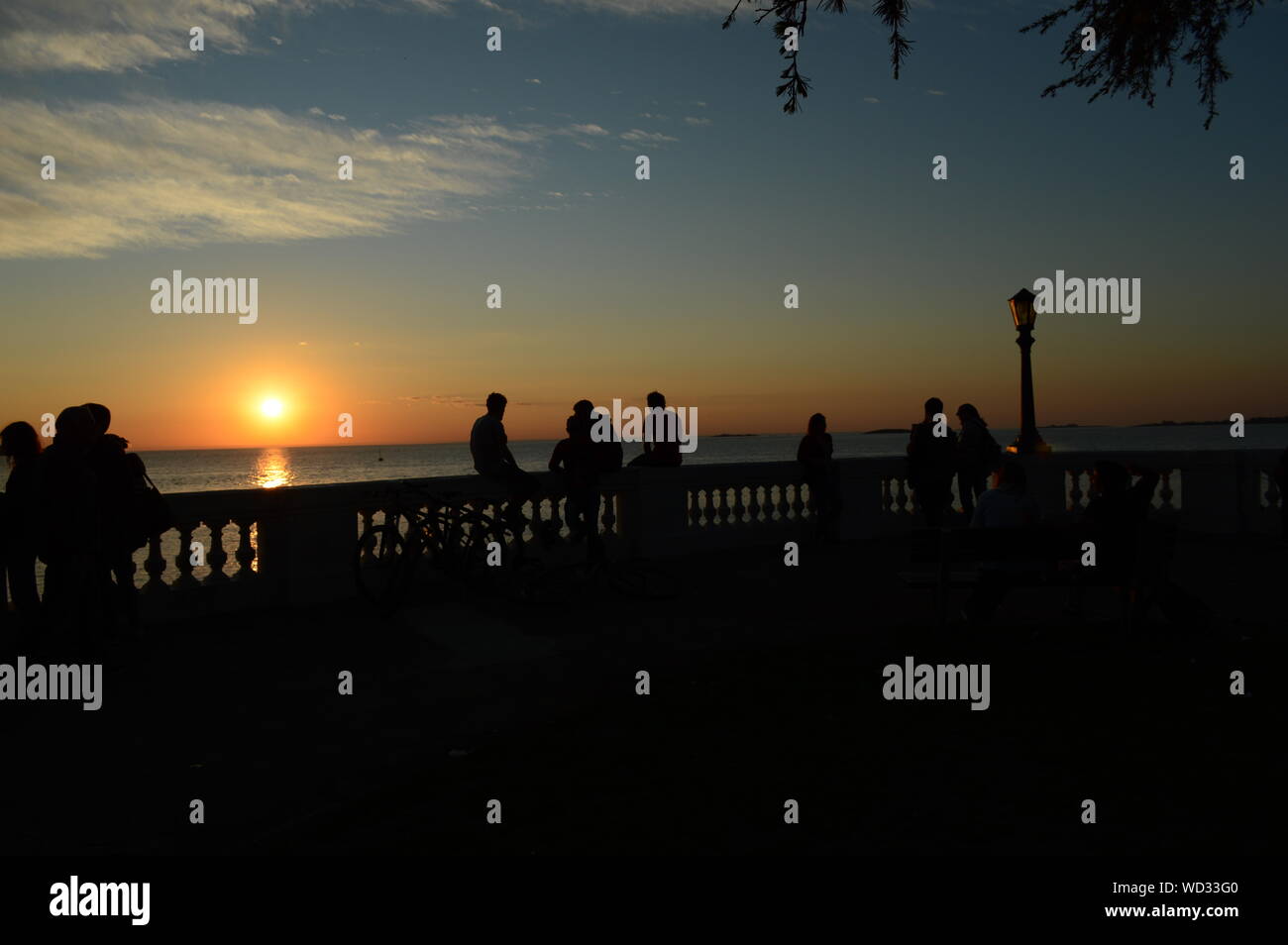 People railing hi-res stock photography and images - Alamy