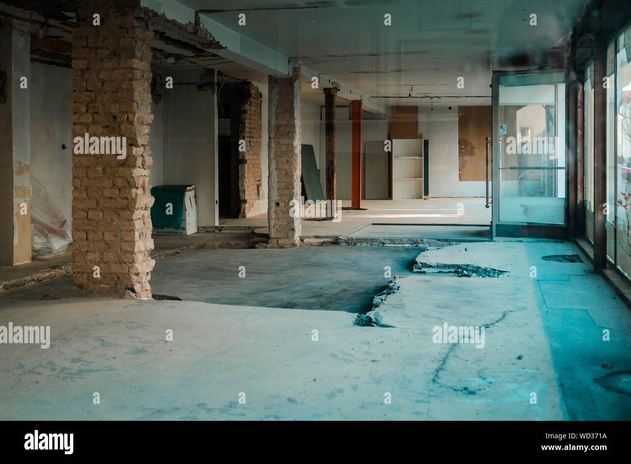 Abandoned empty room hi-res stock photography and images - Alamy