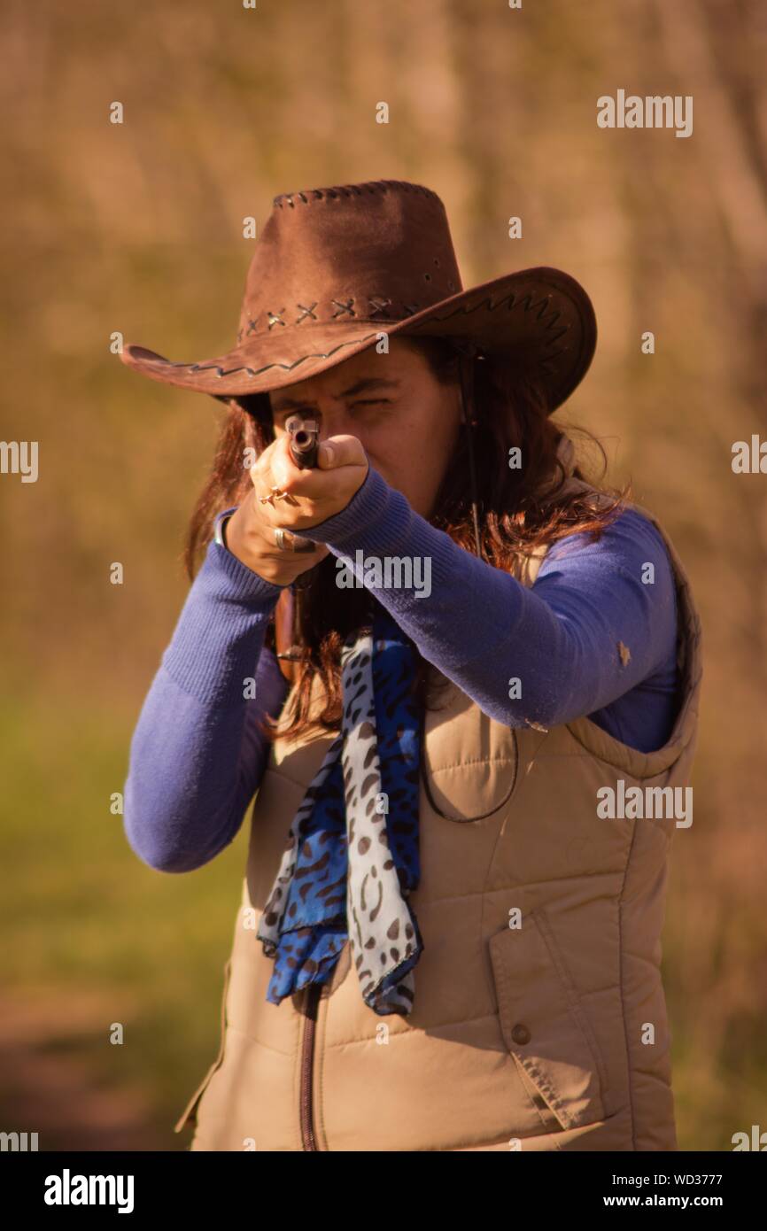 Woman aiming a rifle hi-res stock photography and images - Alamy