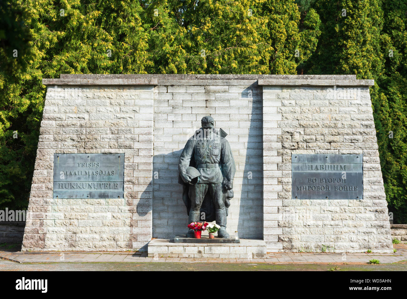 Bronze Soldier Monument In Tallinn Stock Photos & Bronze Soldier ...