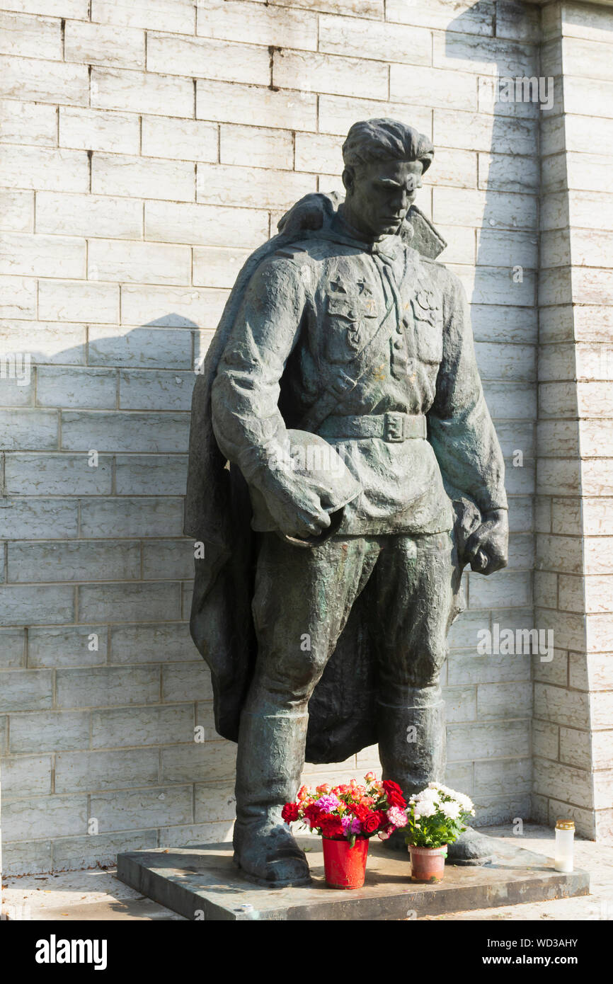 Bronze Soldier Monument In Tallinn Stock Photos & Bronze Soldier ...