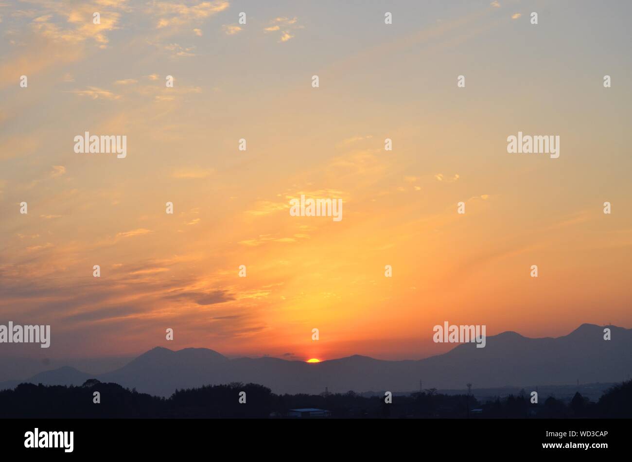 Sunset with mountains hi-res stock photography and images - Alamy