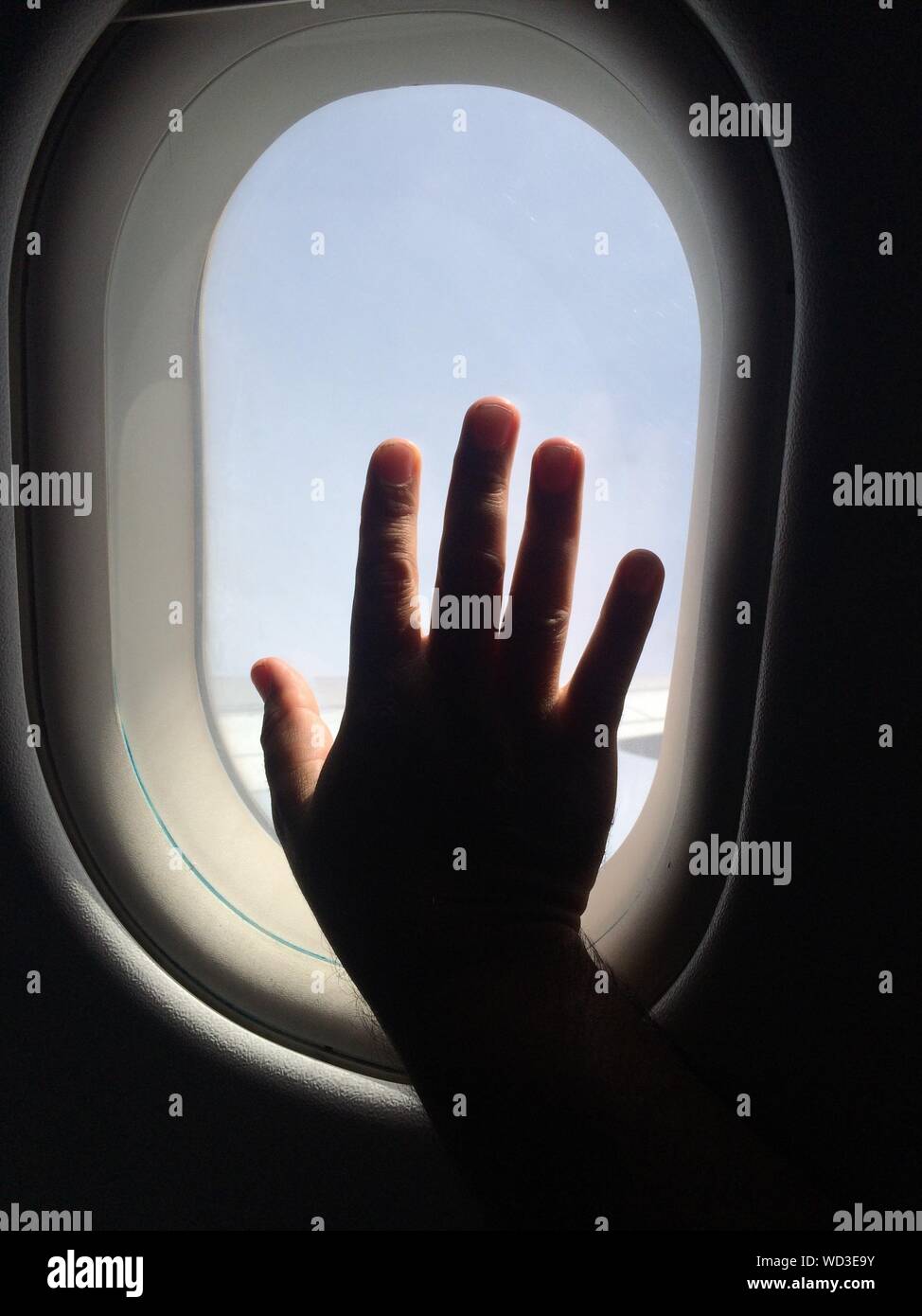 Human hand on airplane window hi-res stock photography and images - Alamy