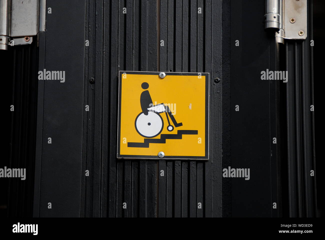 Yellow disabled sign hi-res stock photography and images - Alamy