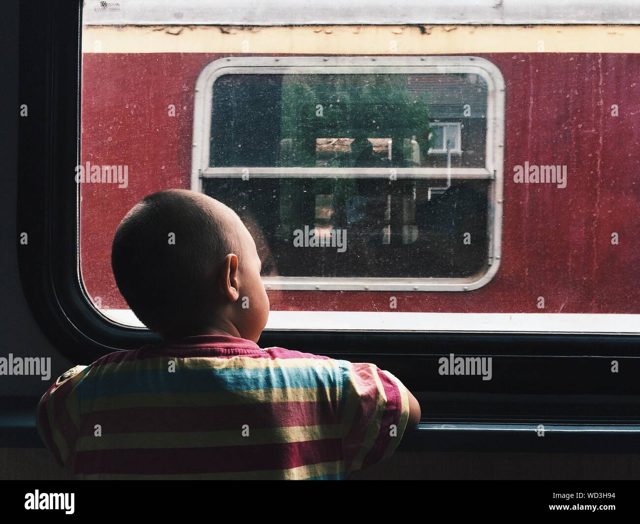 People looking out of train window hi-res stock photography and images ...