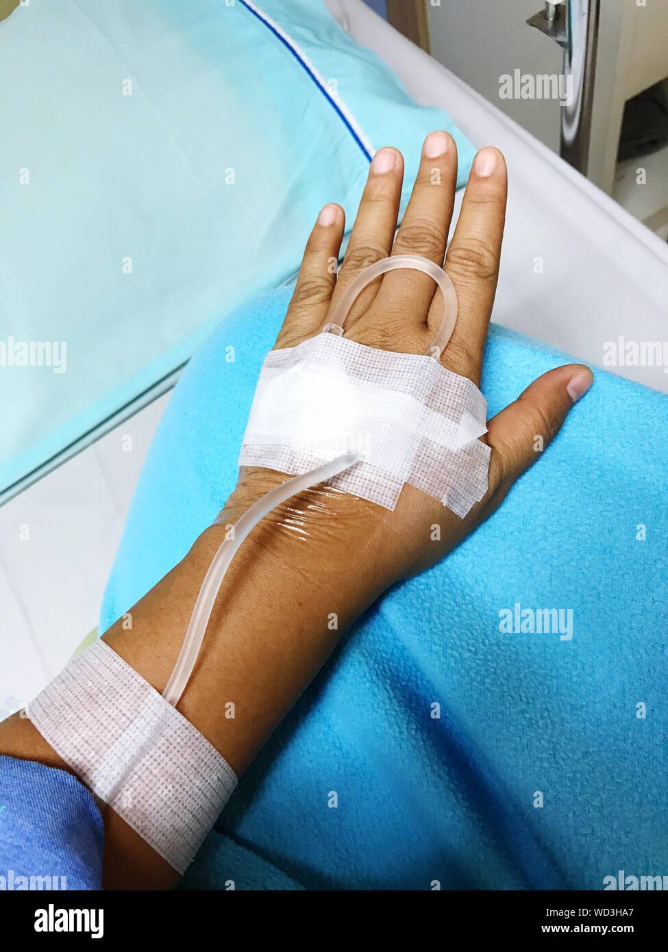 Iv drip and hand hi-res stock photography and images - Alamy