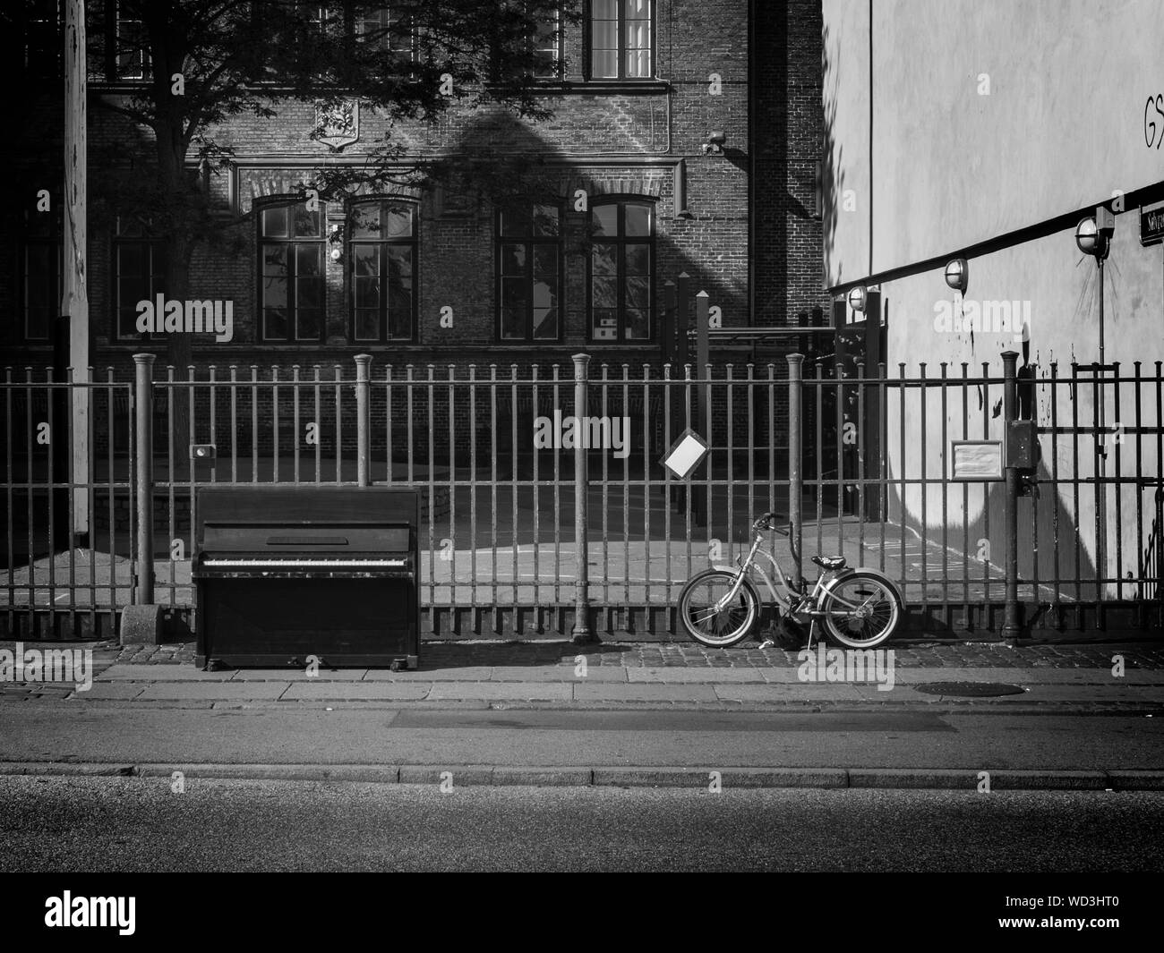 Cycle parked road side hi-res stock photography and images - Alamy