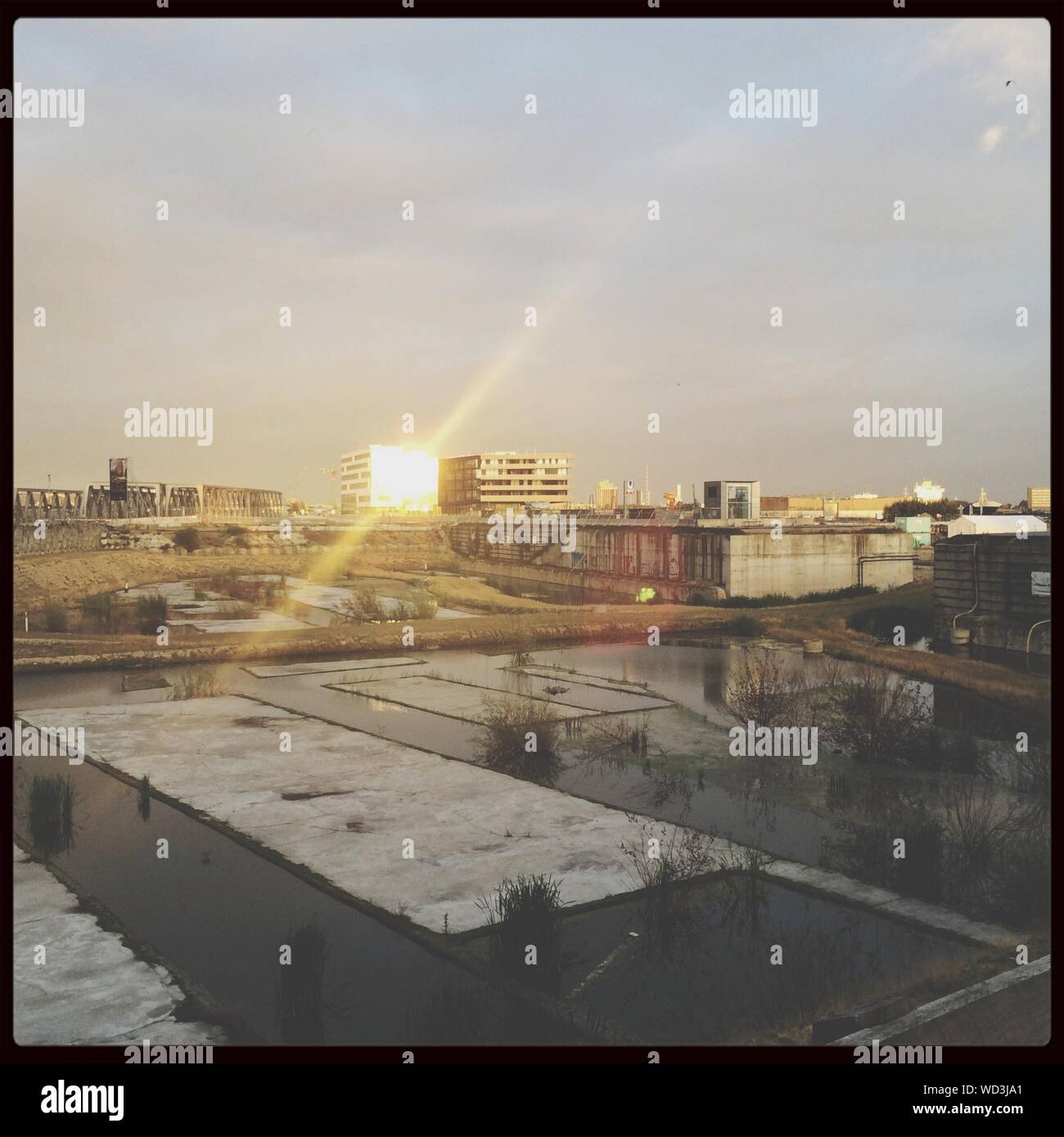 Sunlight reflection building exterior hi-res stock photography and ...