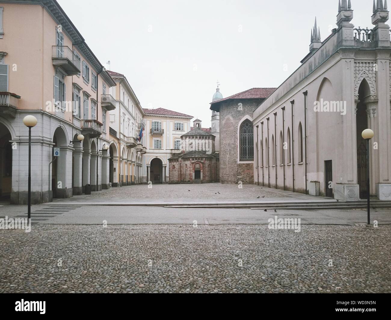 Small town square hi-res stock photography and images - Alamy