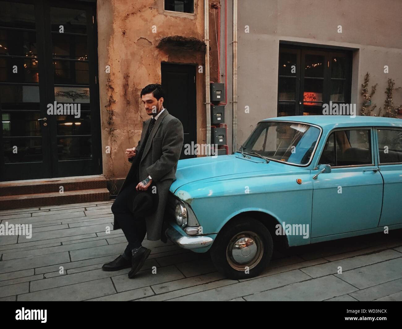 Leaning against the car hi-res stock photography and images - Alamy