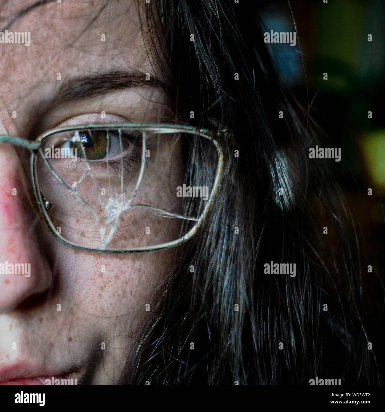 Broken eyeglasses hi-res stock photography and images - Alamy