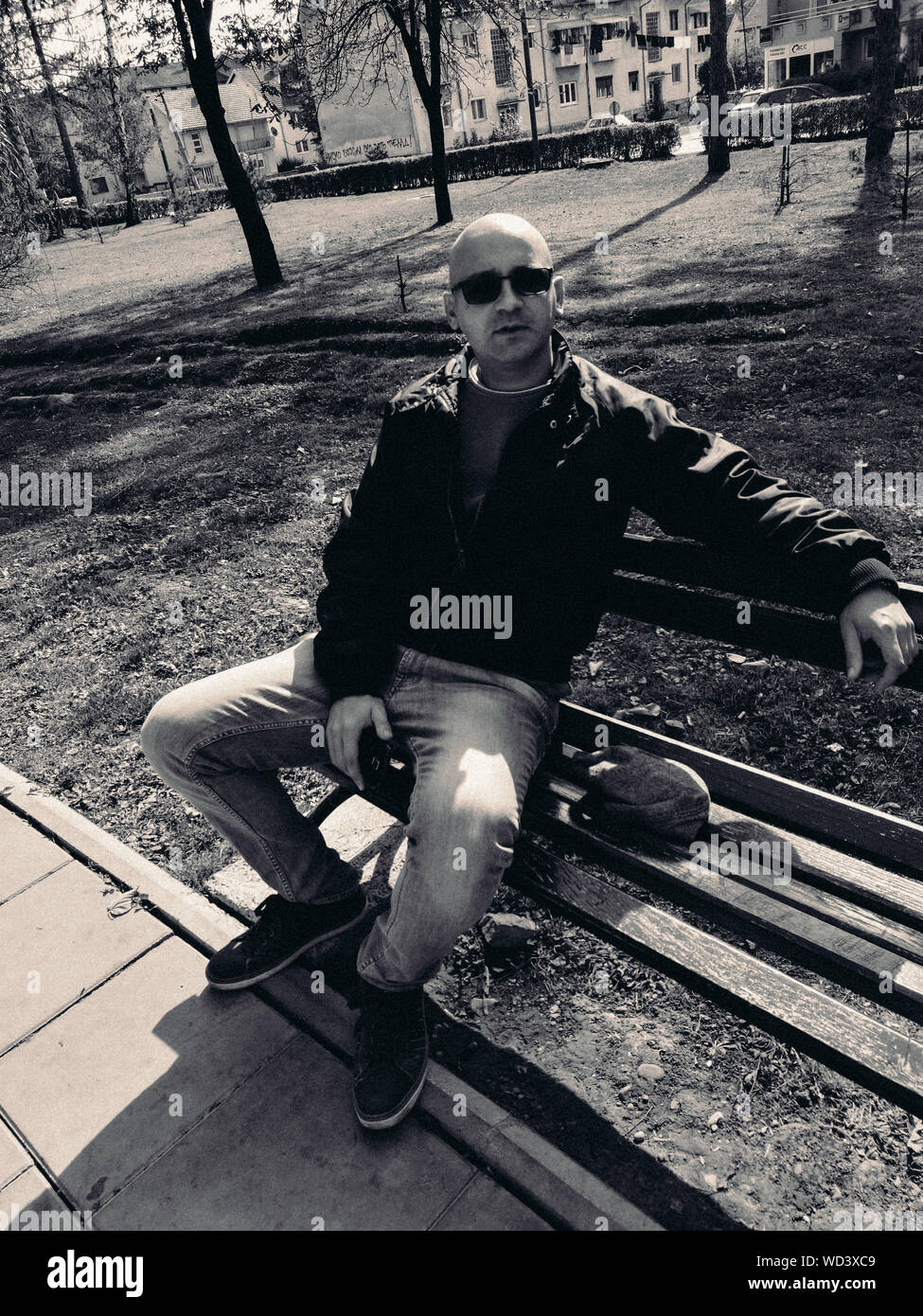 Men sitting bench park bench hi-res stock photography and images - Alamy