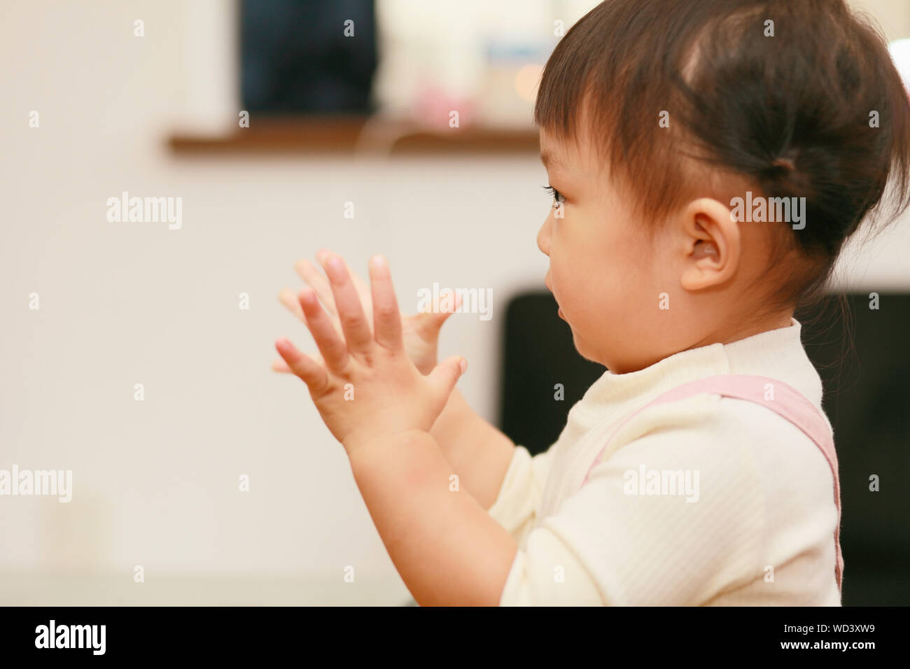 Baby girl clapping hands hi-res stock photography and images - Alamy