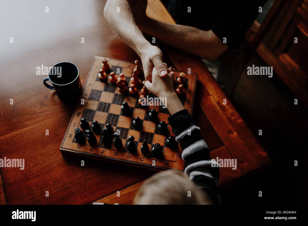 People at board table hi-res stock photography and images - Alamy