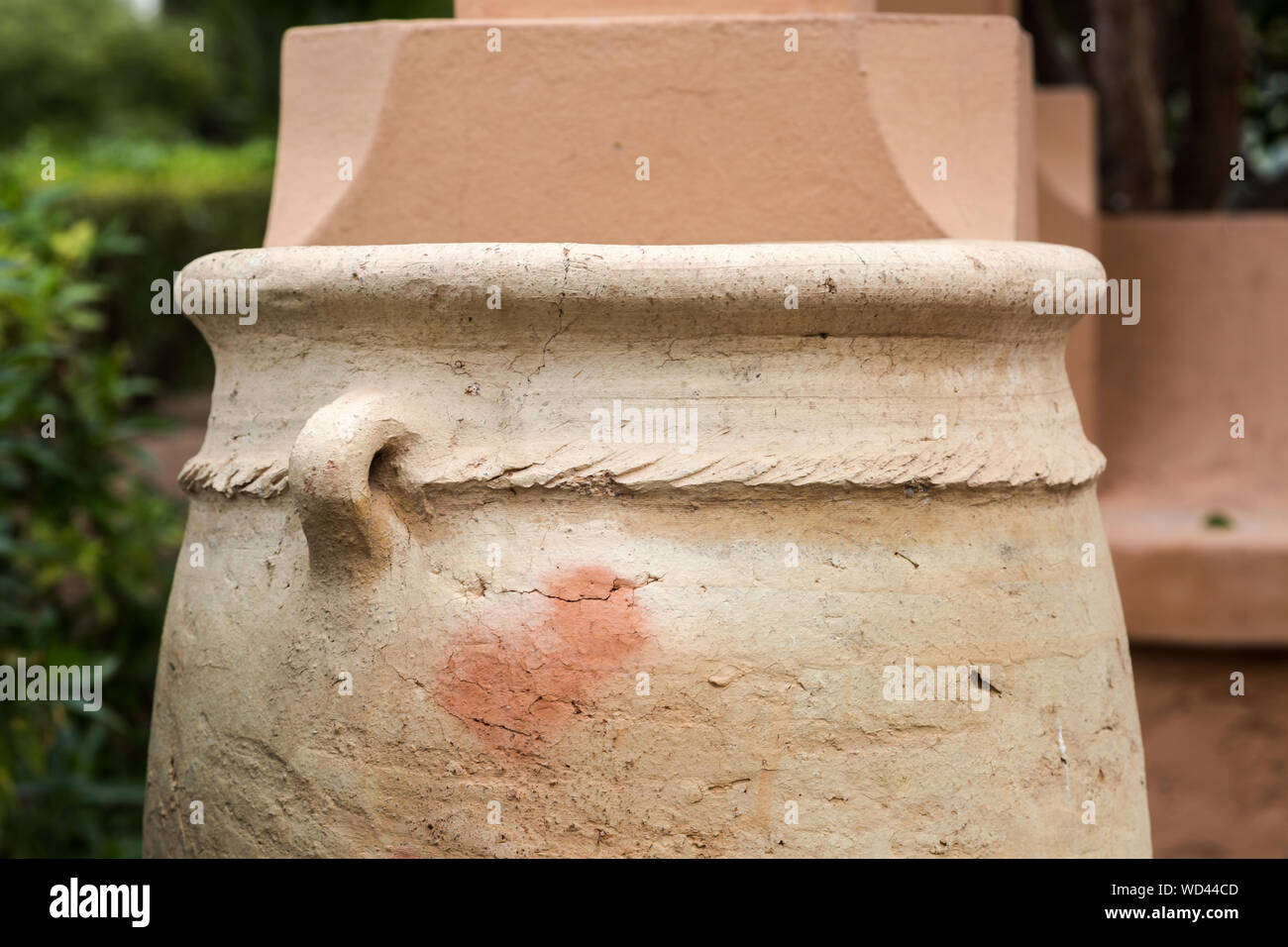 Large clay pot hi-res stock photography and images - Alamy
