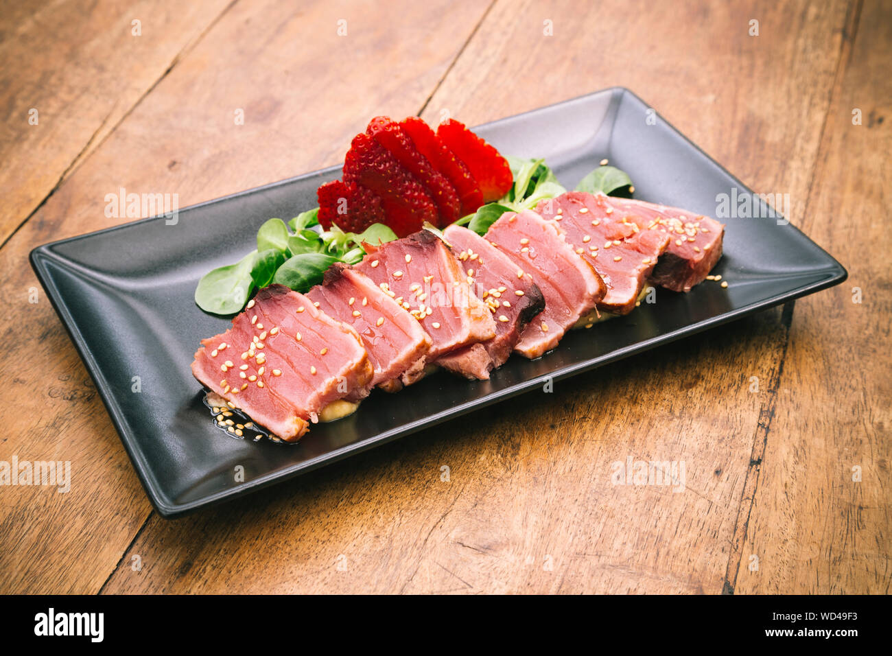 Tuna tataki hi-res stock photography and images - Alamy