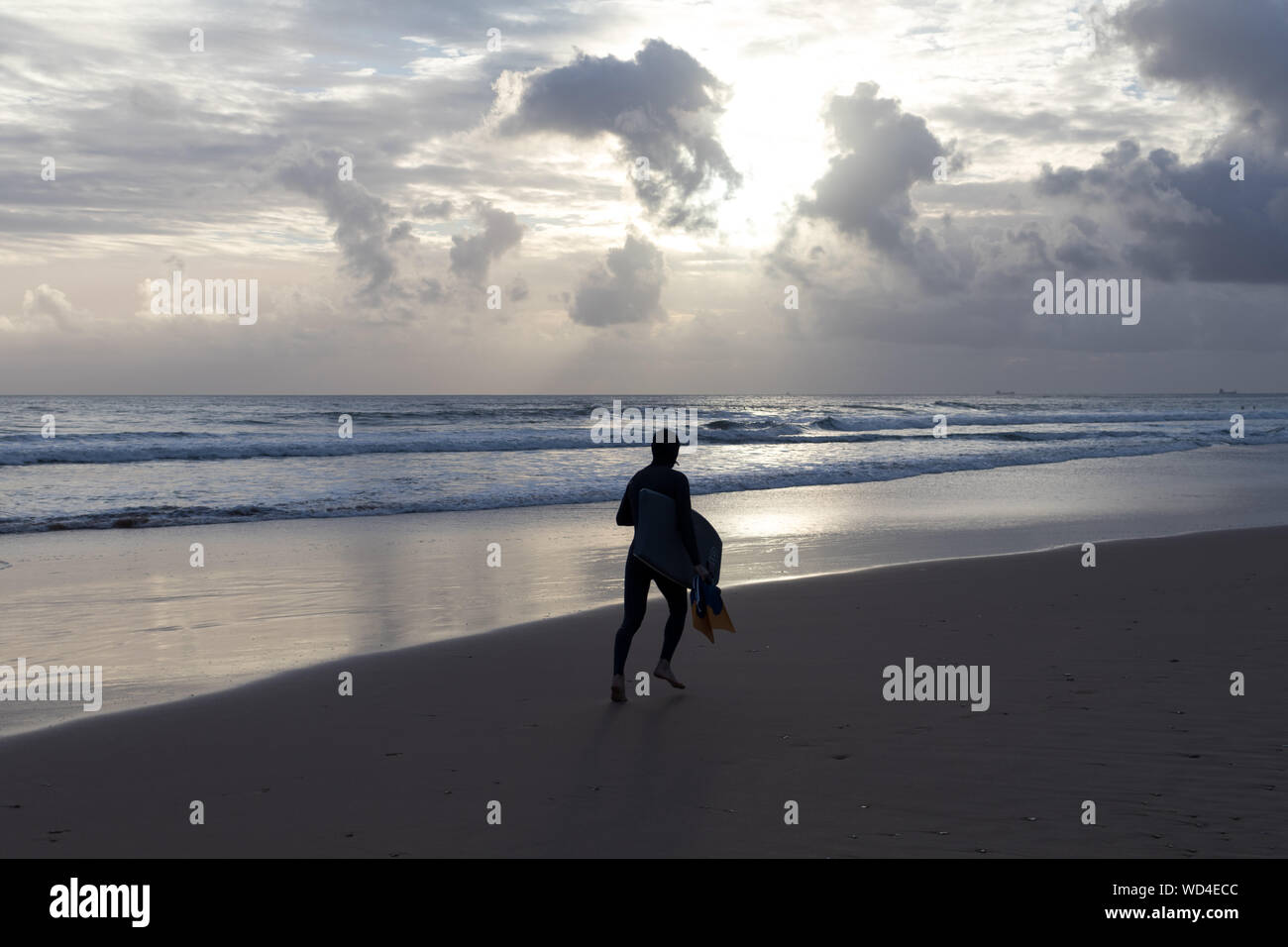 Surfer running on beach hi-res stock photography and images - Alamy