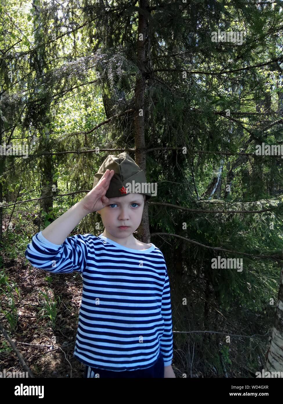 Saluting military hi-res stock photography and images - Alamy