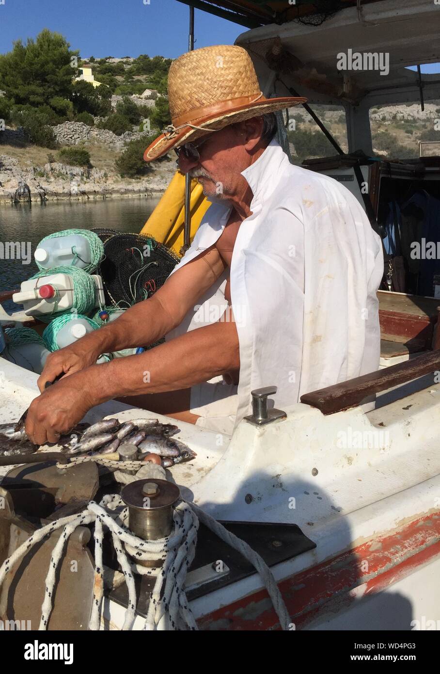 Fisherman cutting fish hi-res stock photography and images - Alamy