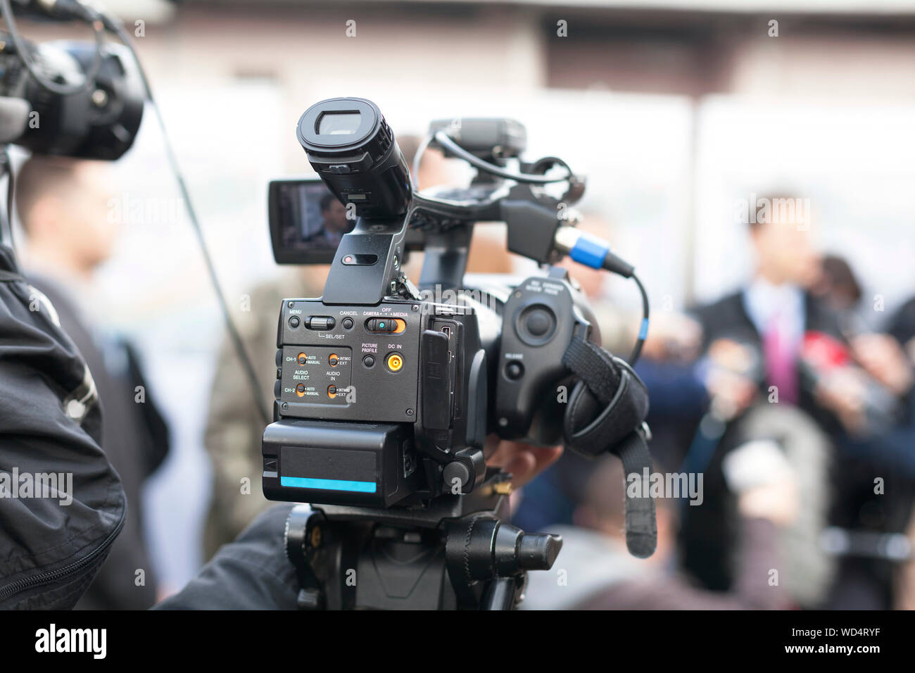 Camera reporter hi-res stock photography and images - Alamy