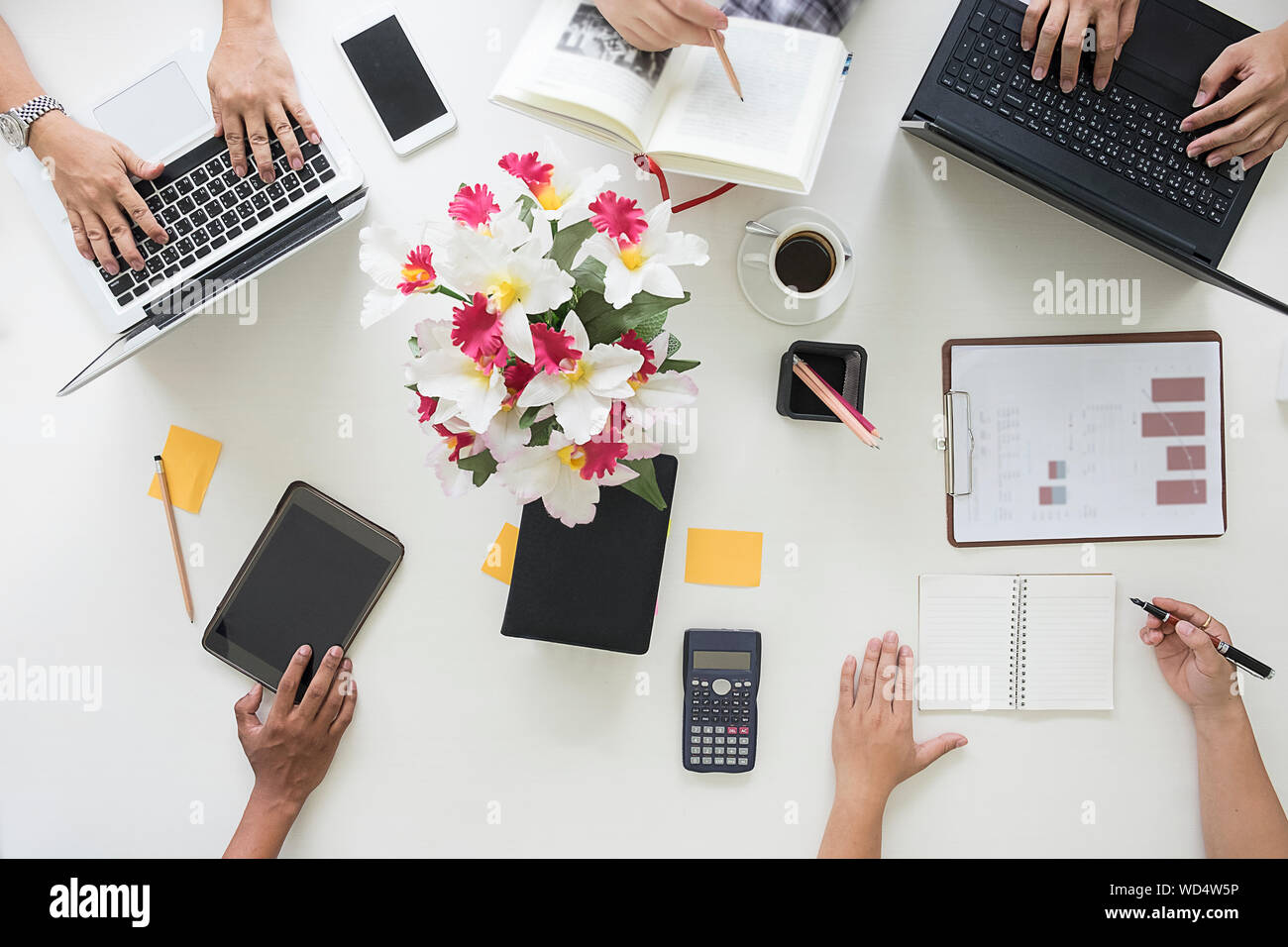 Group of people table mobile hi-res stock photography and images - Alamy
