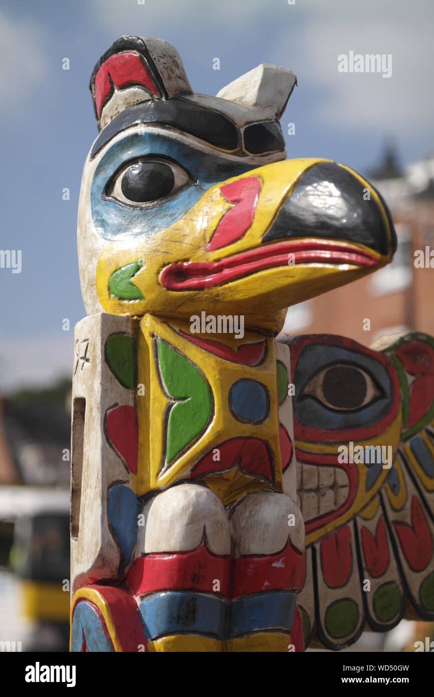 Colorful totem pole hi-res stock photography and images - Alamy
