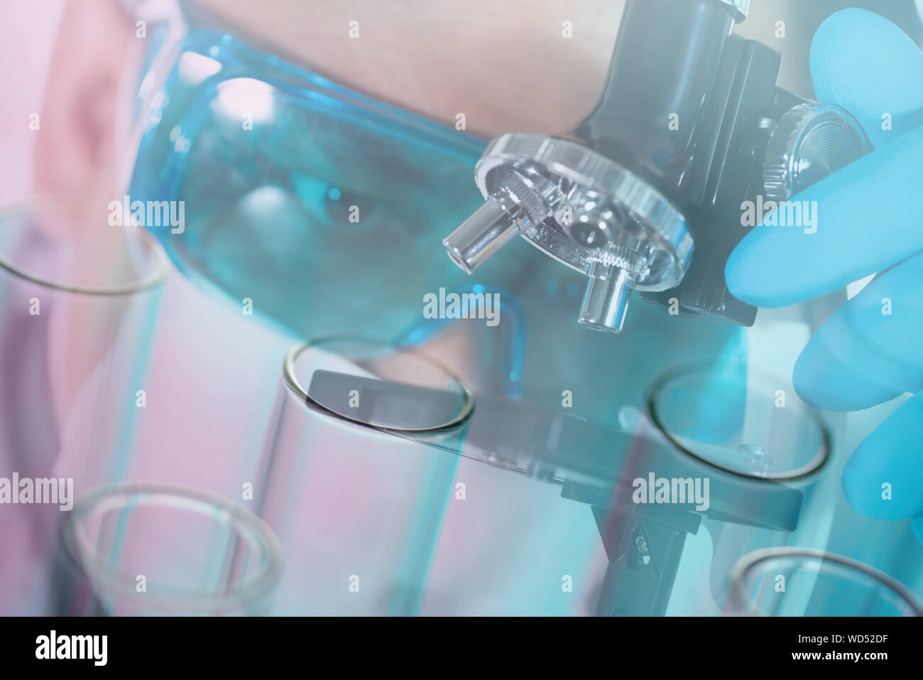 Man using microscope hi-res stock photography and images - Alamy