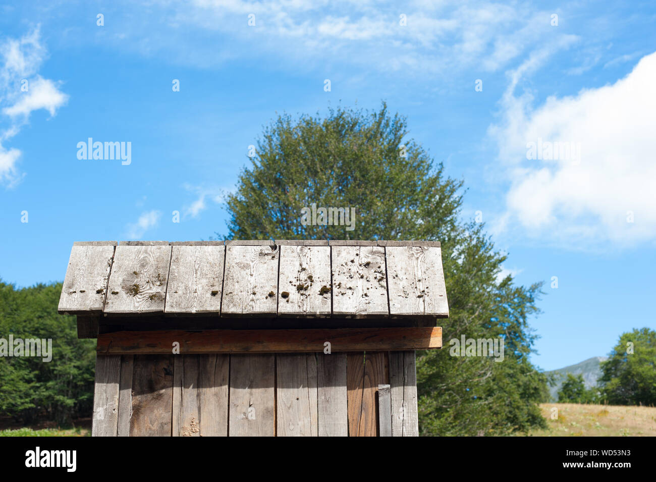 Field cabin hi-res stock photography and images - Alamy