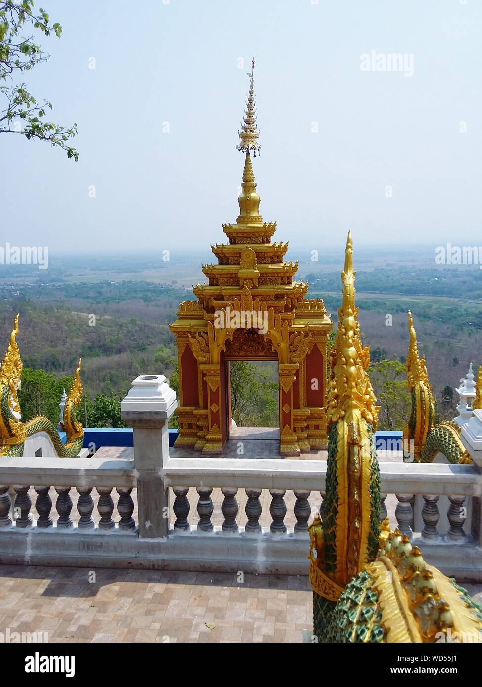 Gold temple hi-res stock photography and images - Alamy