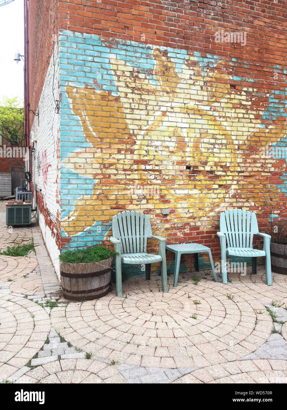 Sun and brick wall hi-res stock photography and images - Alamy