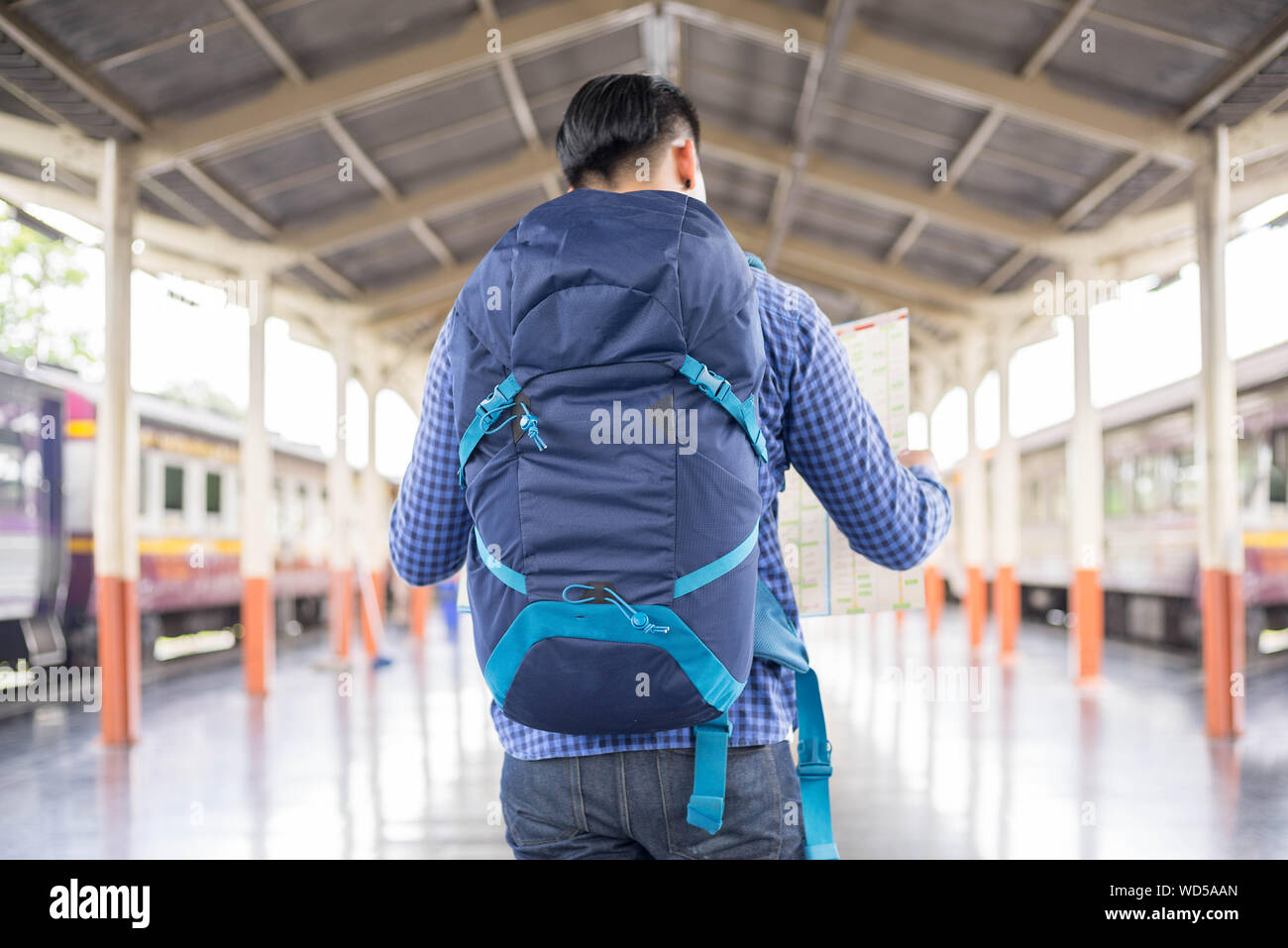Tourist reading map hi-res stock photography and images - Alamy
