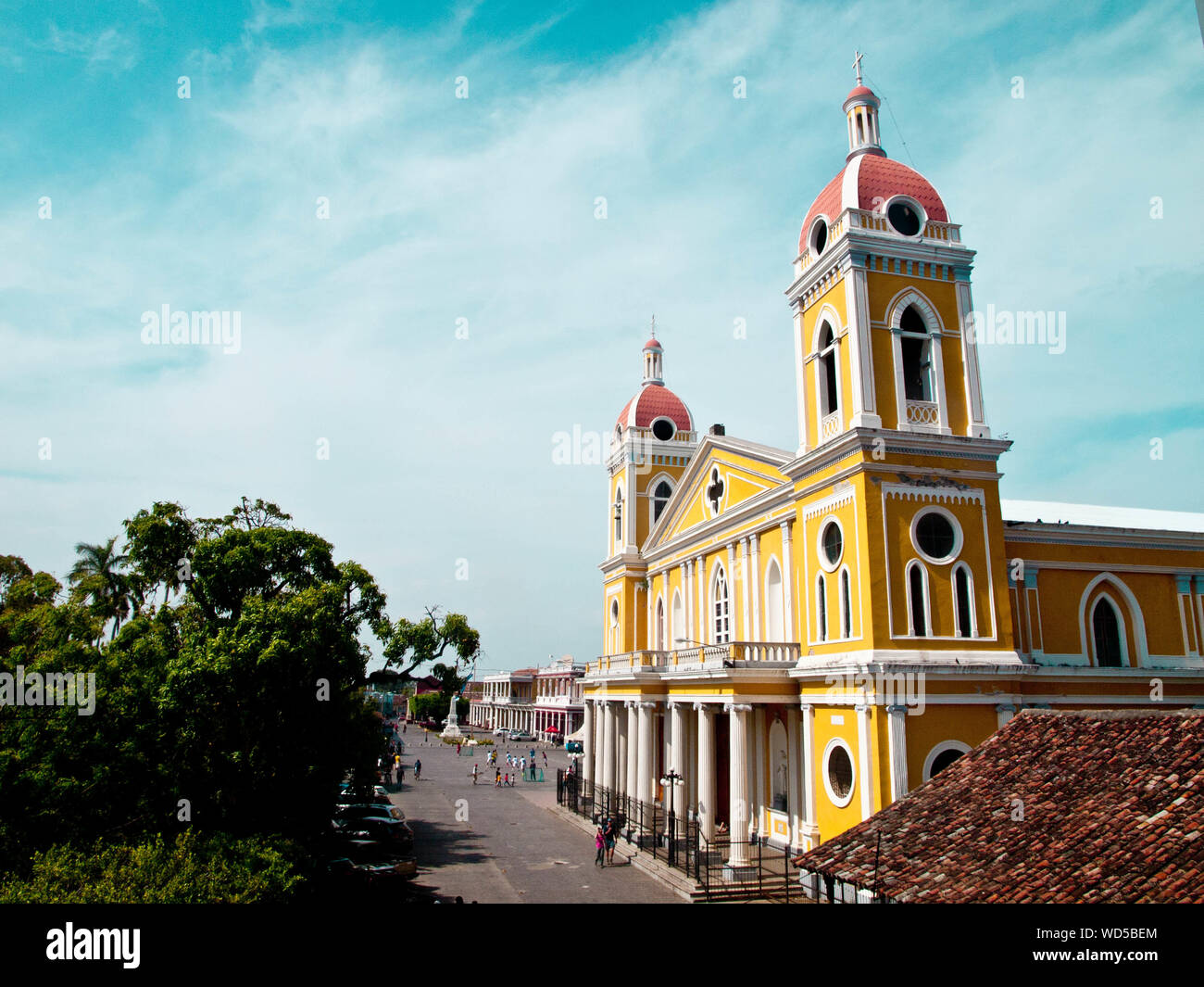 Street view church hi-res stock photography and images - Alamy