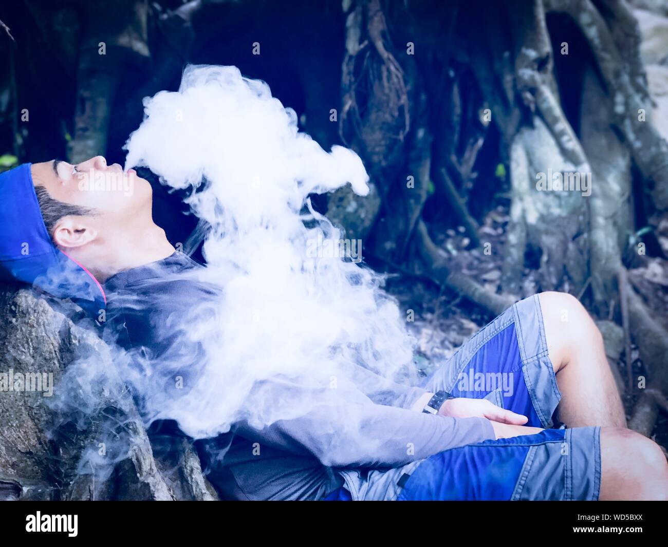 Man leaning against tree trunk hi-res stock photography and images - Alamy