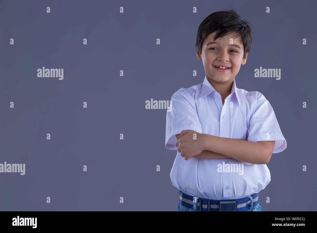 Boy looking sideways hi-res stock photography and images - Alamy