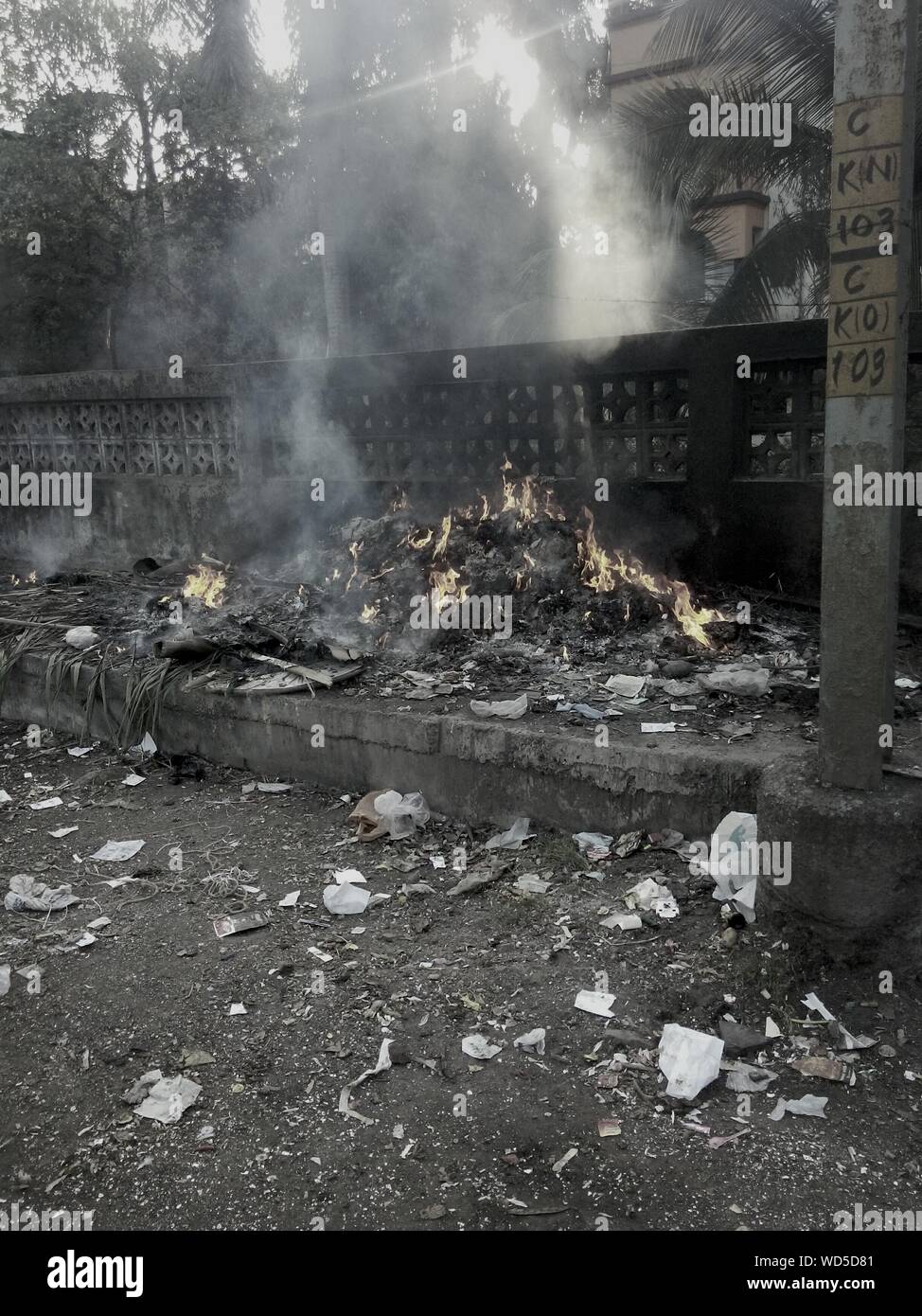 Smoking litter hi-res stock photography and images - Alamy