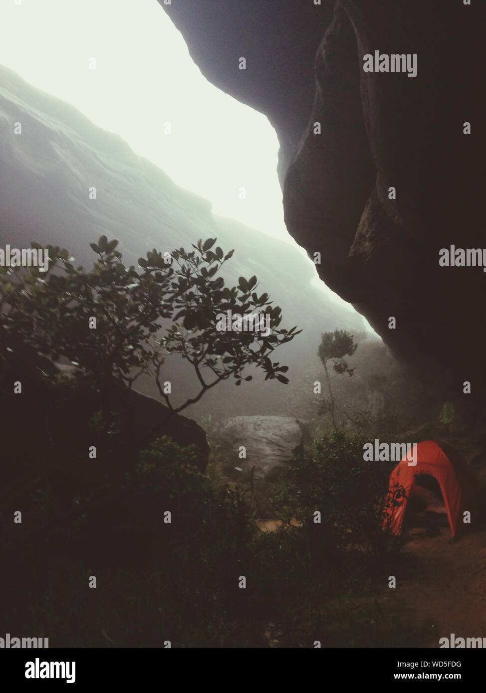 Cliff camping hi-res stock photography and images - Alamy