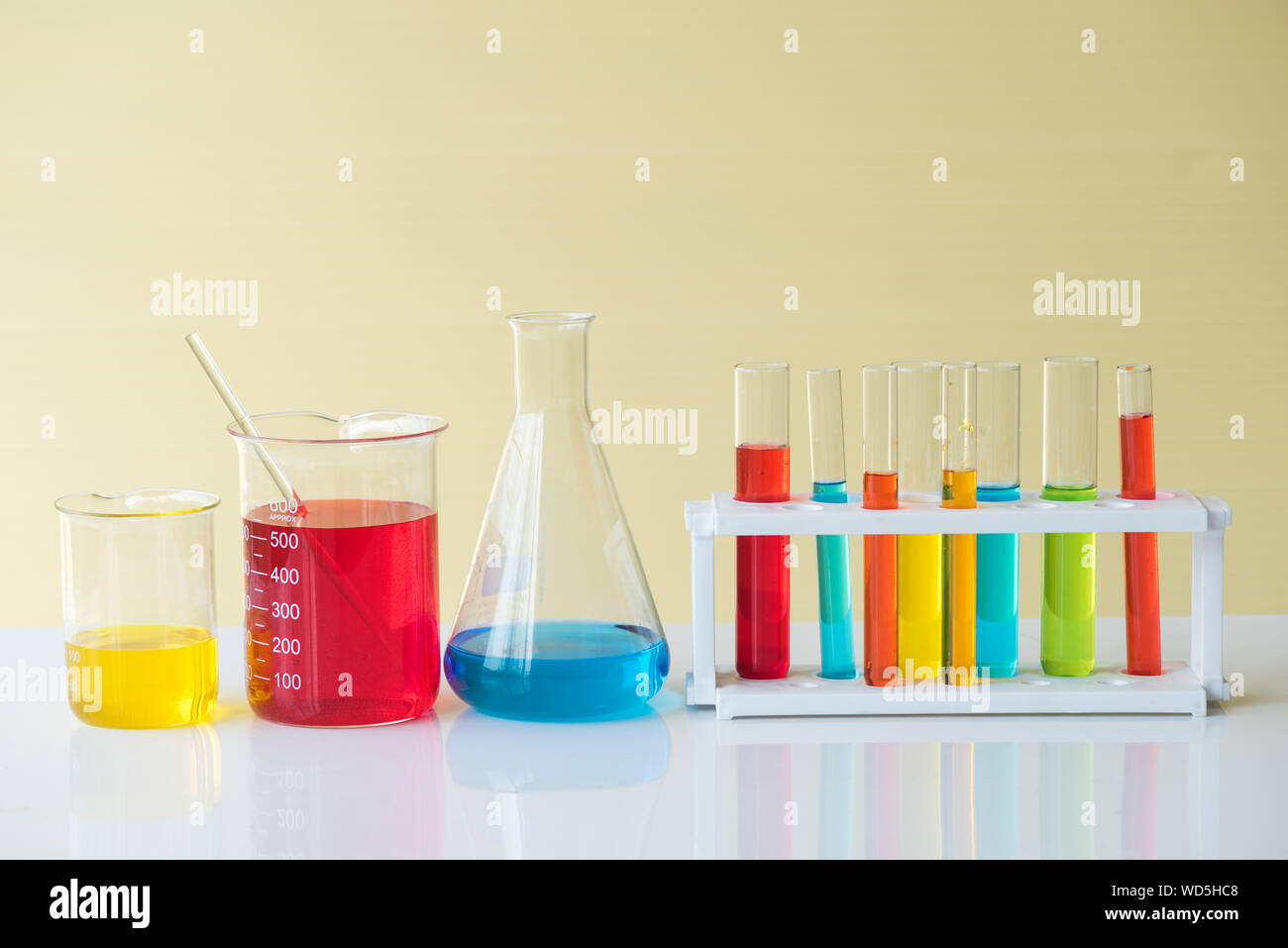 Drop drip science experiment pipette hi-res stock photography and ...