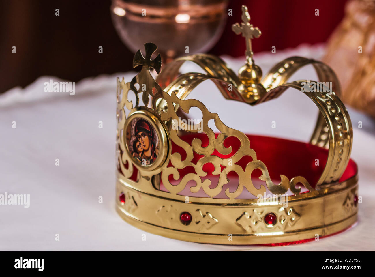 Gold crown of mary hi-res stock photography and images - Alamy